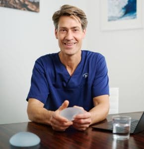 Kapselfibrose an Brust & Implantaten | Symptome, Gefahren